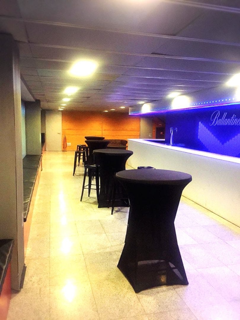 Mesa cocktail negra | Alquiler Muebles [Eventos]